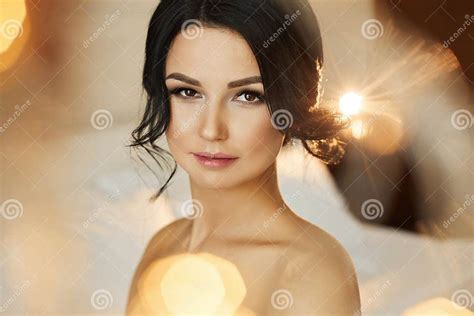 Sexy Und Schönes Brunettemodellmädchen Mit Stilvoller Frisur Und Mit