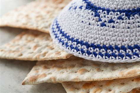 유월절 축하 개념입니다 마차 레드 코셔 호두 전통적인 의식 유대인 빵 Matzah Kippah 및 Tallit는 오래 된