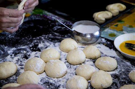 달콤한 파이와 빵을 굽기위한 공기 반죽의 작고 깔끔한 공 가정 요리의 개념 흐린 배경 곡초류에 대한 스톡 사진 및 기타 이미지