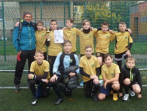 Uczniowie SP Mrocza piłkarskimi wicemistrzami powiatu Szkoła Podstawowa