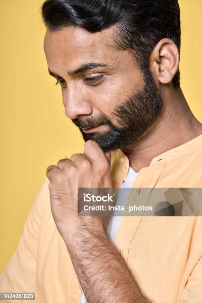 노랗게 고립 된 생각을 가진 사려 깊은 인도 남자를 웃고 있습니다 수직 초상화 균형에 대한 스톡 사진 및 기타 이미지 균형 남자 라틴 아메리카 히스패닉 민족 Istock