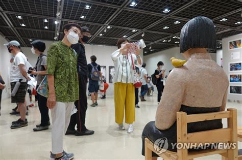 평화의 소녀상 바라보는 관람객 연합뉴스