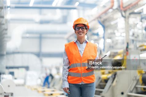 태블릿이 있는 생생한 공장의 자신감 넘치는 여성 엔지니어 기술 발전에 열정적입니다 25 29세에 대한 스톡 사진 및 기타 이미지 25 29세 Stem 주제 검사 보기