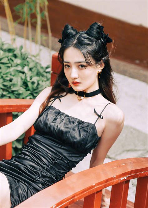 徐璐双牛角发型配黑色吊带裙蕾丝袖高筒靴酷美 搜狐大视野 搜狐新闻