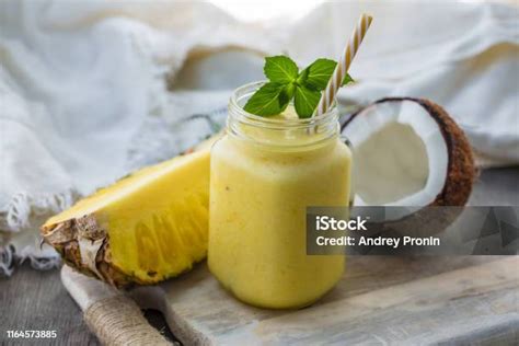 밝은 배경에 빨대가있는 항아리에 파인애플 스무디의 사진 신선한 유기농 스무디 건강 또는 해독 다이어트 음식 개념 스무디에 대한