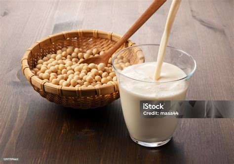 나무 배경에 놓인 유리에 두유를 붓습니다 대나무 소쿠리에 있는 대두 따르기에 대한 스톡 사진 및 기타 이미지 따르기 콩