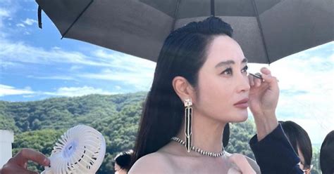 김혜수 튜브톱 드레스 입고 한 컷 압도적 글래머 [스타in★]