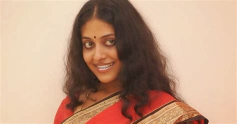 Web World Kavitha Nair Sexy Sari Stills