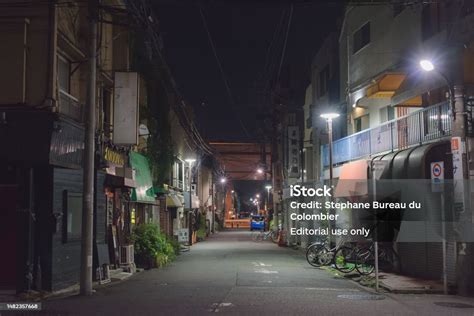 사쿠라 죠스이 역 근처의 빈 거리 고슈 카이도와 도쿄 고속도로를 배경으로 0명에 대한 스톡 사진 및 기타 이미지 0명