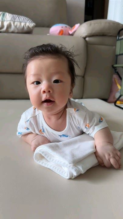 💙두 달 지난 아기는 벌써 기어 갈듯 해요 귀요미😊 Youtube