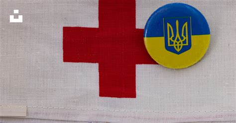 흰 천에 빨간색 흰색과 파란색 십자가 사진 Unsplash의 무료 상징 이미지