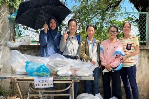 Cô Gái Nghèo Ngày Ngày đi Xin Sữa Chắt Chiu Tiền Làm Từ Thiện Giữa Sài