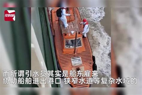 世界上最危险职业之一！男子不顾汹涌浪潮爬下船，网友：拿命换钱浪潮男子职业