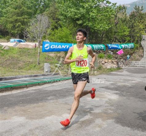 山东滕州登山比赛迎五一 人民图片网