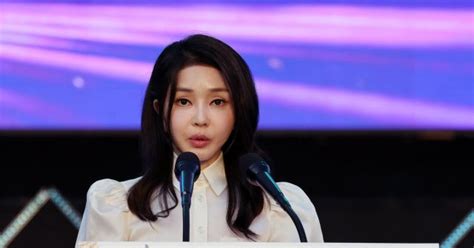 ‘한산모시 치마 입고 문화제 참석한 김건희 여사 포착