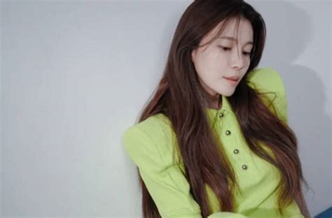 패션엔 ‘두아이 엄마 정시아 역주행 미모의 캐주얼 셋업룩 ‘포토샵 쿨한 인정