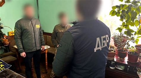 На Львівщині затримали прикордонницю яка за 9 тисяч доларів обіцяла ухилянту безпечний виїзд з