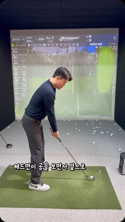 백스윙 때 손목이 돌아가면 클럽페이스면이 열리면서 슬라이스로 고생하게 돼요 백스윙 때 클럽페이스면이 공을 보면서 옆으로 가고 헤드가 올라갈 때 오른 손목이 옆으로 젖혀지면서