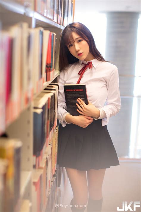 太猛了！「制服妹」圖書館內竟大膽裸露！短裙半掀露「渾圓嫩臀」這合法嗎？ Mgs美女番号网
