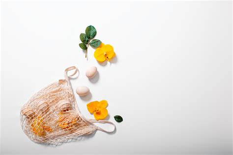 흰색 배경에 계란과 꽃 메쉬 구매자 꽃과 녹색 잎 행복 부활절 카드 0명에 대한 스톡 사진 및 기타 이미지 0명 계절 꽃