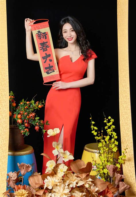 柳岩分享新年美照！穿红色紧身裙明媚动人红唇吸睛 搜狐大视野 搜狐新闻