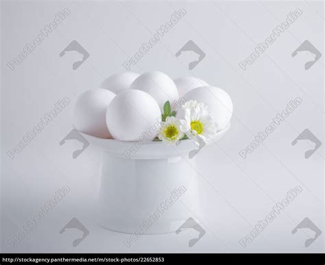 eier mit blumen auf einem weißen hintergrund ostern Stockfoto