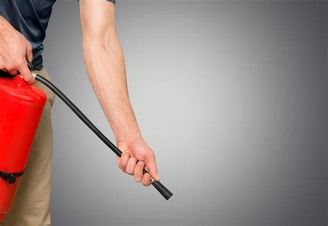 소화기 안전 교육 화재 안전 인간의 손 잡고 빨간색 프리미엄 사진