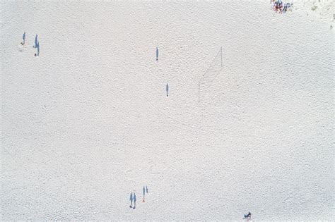 비치 발리볼을하는 사람들의 드론에서 공중 천정 전망 경기장에 대한 스톡 사진 및 기타 이미지 경기장 공중 뷰 0명 Istock