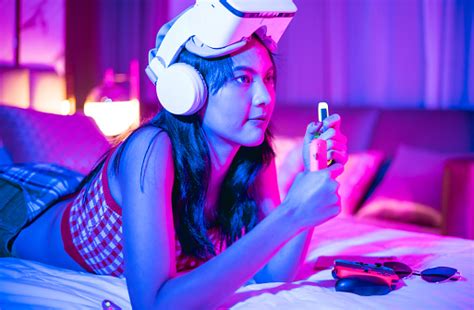 활성 십대 소녀 재생 게임 게임 에 Vr 헤드셋 가상 현실 세계에서 재미를 360도 촬영에 대한 스톡 사진 및 기타 이미지