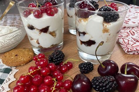 Dolce Al Cucchiaio Senza Cottura Con Biscotti Avanzati Videoricetta Il Mondo Di Antonietta