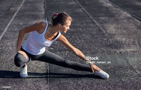 야외에서 연습 하기 전에 젊은 주자 맞는 여자 스트레칭 운동 후의 여성 스트레치 외부 운동 스포츠와 사람 개념입니다 달리기에 대한 스톡 사진 및 기타 이미지 Istock