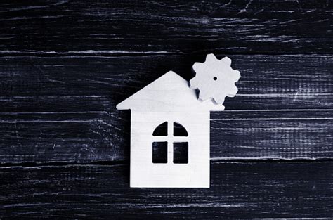 어두운 나무의 배경에 기어와 나무 집 생산을 위한 기업의 개념 타계 수리 및 자동화 미래의 스마트 하우스 산업입니다 개념과 주제에 대한 스톡 사진 및 기타 이미지 Istock