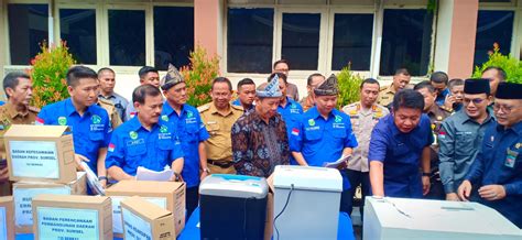 Herman Deru Memberikan Piagam Penghargaan Kepada Keluarga Abdul Aziz
