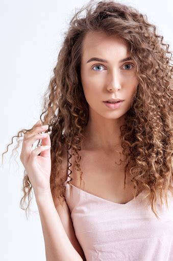아름다운 곱슬 머리입니다 건강한 물결 모양의 긴 금발 머리를 가진 미소 소녀 뷰티 얼굴 섹시한 메이크업과 완벽한 헤어 컬초상화