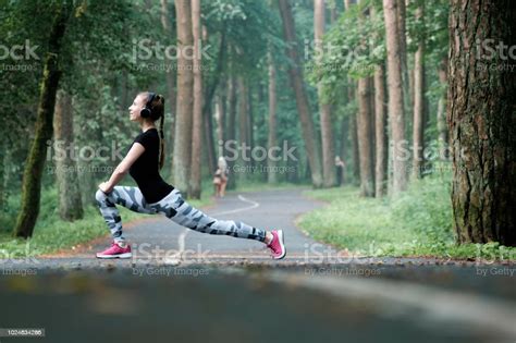 아름 다운 매력적인 젊은 여자 공원과 들어 음악에 스트레칭 가냘픈에 대한 스톡 사진 및 기타 이미지 가냘픈 건강한 생활방식 나무 Istock