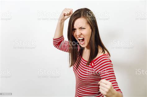 꽤 유럽 젊은 화가 금발 여자 비명 캐주얼 빨간색과 회색 옷을 입은 건강 한 깨끗 한 피부 맹세 하 고 흰색 바탕에 그녀의 팔을 흔들며 감정 개념입니다 갈색에 대한 스톡