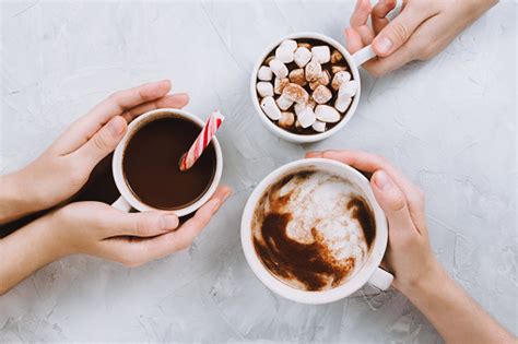 채식주의 핫 초콜릿 이나 코코아 그레이에 다른 토 핑의 3 컵 갈색에 대한 스톡 사진 및 기타 이미지 갈색 건강한 생활방식 겨울 Istock