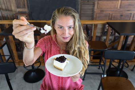 La Ragazza Mangia Il Dolce La Ragazza Fresca Con Il Dolce Fotografia