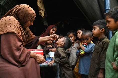 مقتل شرطي في هجوم مسلح على حملة تطعيم ضد شلل الأطفال بباكستان