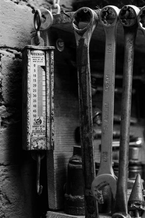 도구는 낡은 벽에 걸려 있습니다 사진 Unsplash의 무료 일하다 이미지