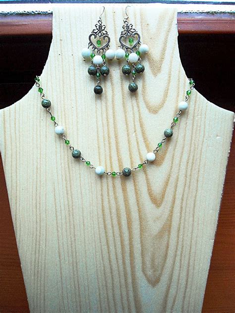 Комплект украшений «Восточная весна Колье и серьги люстры из светлой яшмы змеевика и