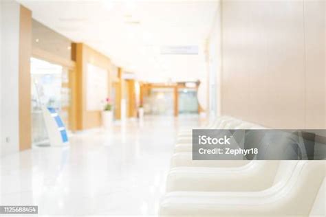 명품 병원의 대기실에서 소파입니다 클리닉 복도 인테리어 배경입니다 의료 및 의료 개념 대합실에 대한 스톡 사진 및 기타 이미지
