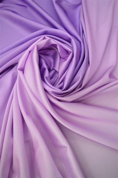 곡선 광택이 있는 디자인 디테일 라일락 럭셔리 매끄러운 바이올렛 배경 보라색 부드러운 부드러움 비단 빛나다 새틴 색깔 섬세한 소용돌이 스타일