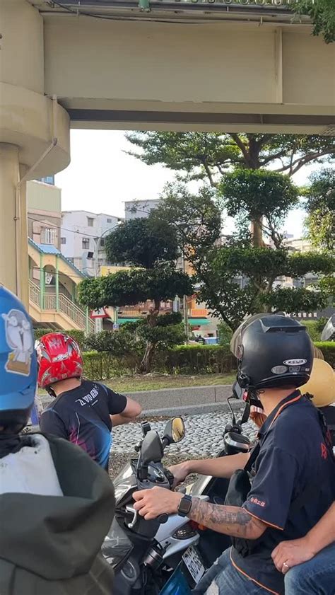 乾 剛剛4點初騎機車要回新莊經過三重 在重陽路橋重新路四段上那邊等紅綠燈的時候 右邊的重陽路一段發生警察追逐槍戰 我真的要