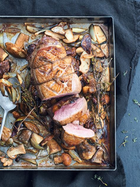 Rôti de magrets de canard farcis aux fruits secs et aux cèpes Recette
