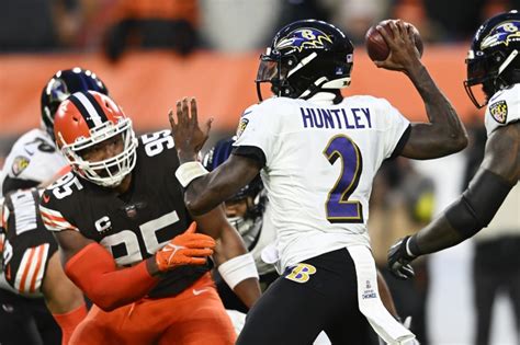 Watch Browns Myles Garrett And Perrion Winfrey Imitate Lebron James