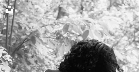 흰색 긴팔 셔츠와 데님 데이지 공작에 여자의 그레이스케일 사진 사진 Unsplash의 무료 초상 이미지