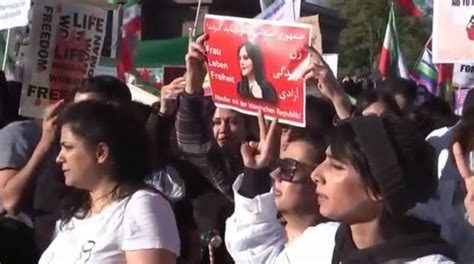 80 000 души в Берлин показаха солидарност с протестите в Иран