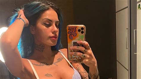 Tati Zaqui posa alça do biquíni caidinho e sensualiza
