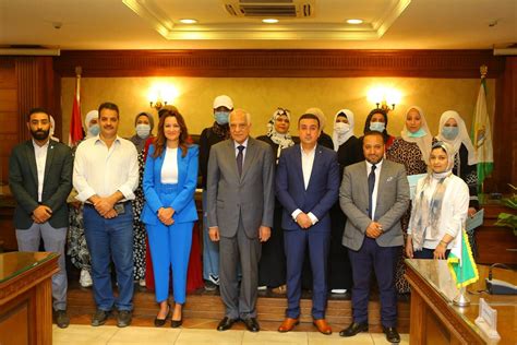 محافظ الجيزة وصناع الخير يسلمان منح مالية لــ ٢١ فتاه من اليتيمات وغير